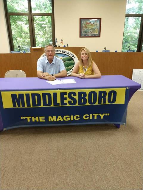 Mayor Nelson signs Main Street resolution | Middlesboro News